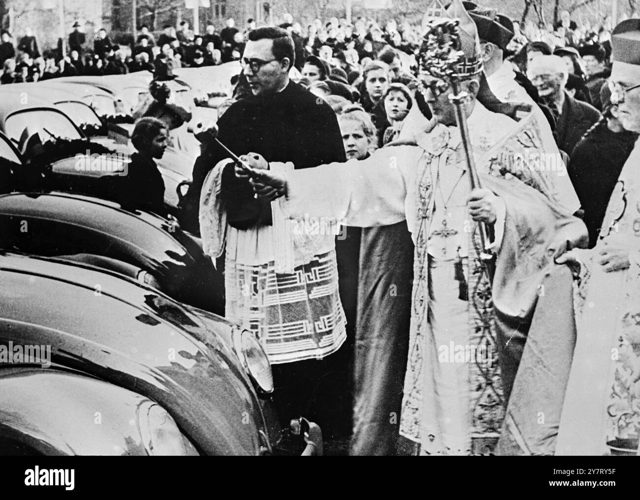 1950s catholic priests hi-res stock photography and images - Alamy