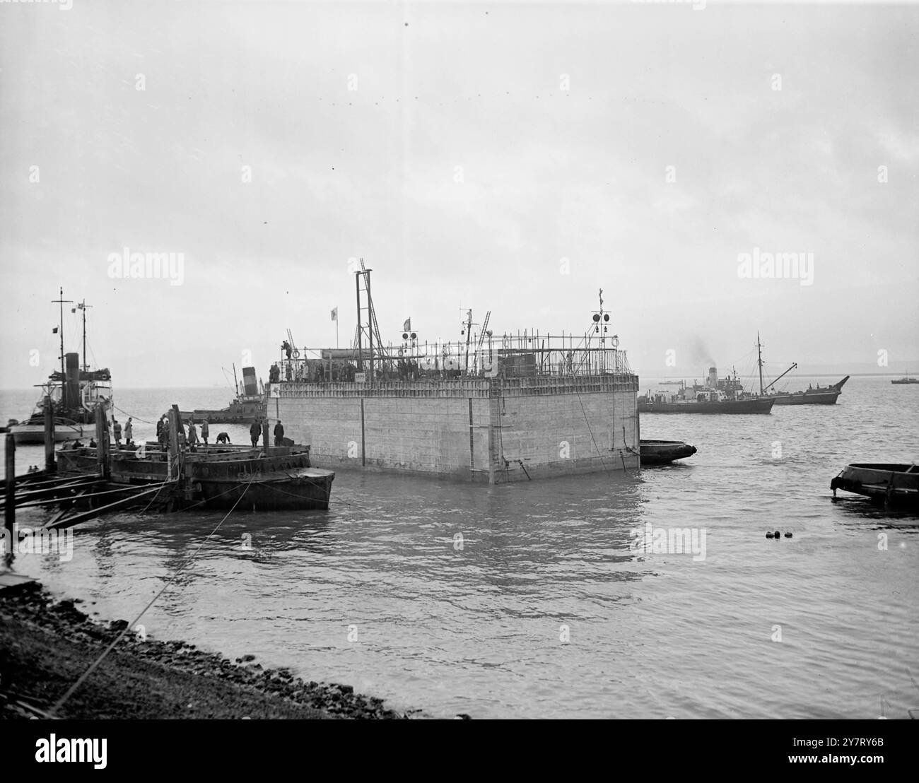 OIL REFINERY - LARGEST CAISSON AT CORYTON OIL REFINERY ON THAMES Stock ...