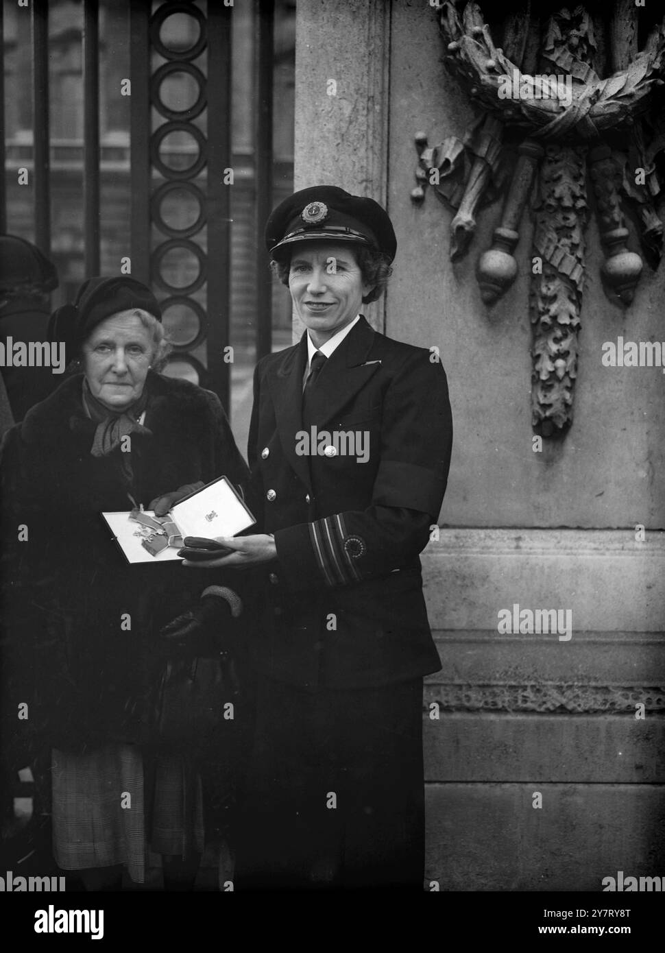 GIRLS TRAINING CORPS CHIEF OFFICER RECEIVES AWARD AT BUCKINGHAM PALACE ...