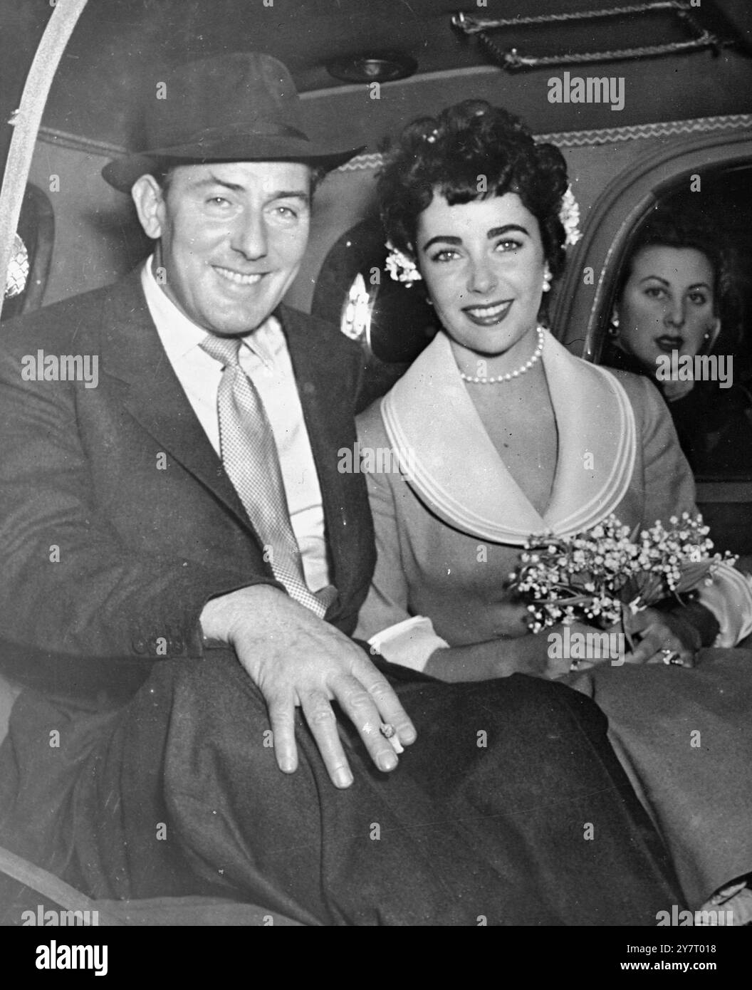Elizabeth Taylor marries Michael Wilding at Caxton Hall, London ...