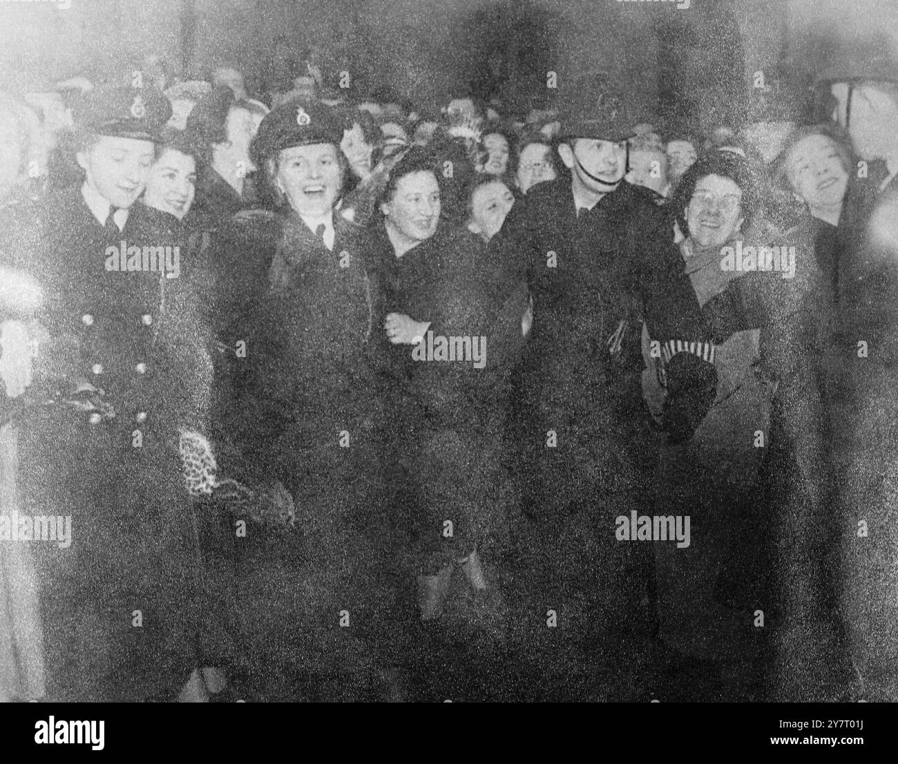 Elizabeth Taylor marries Michael Wilding at Caxton Hall, London ...