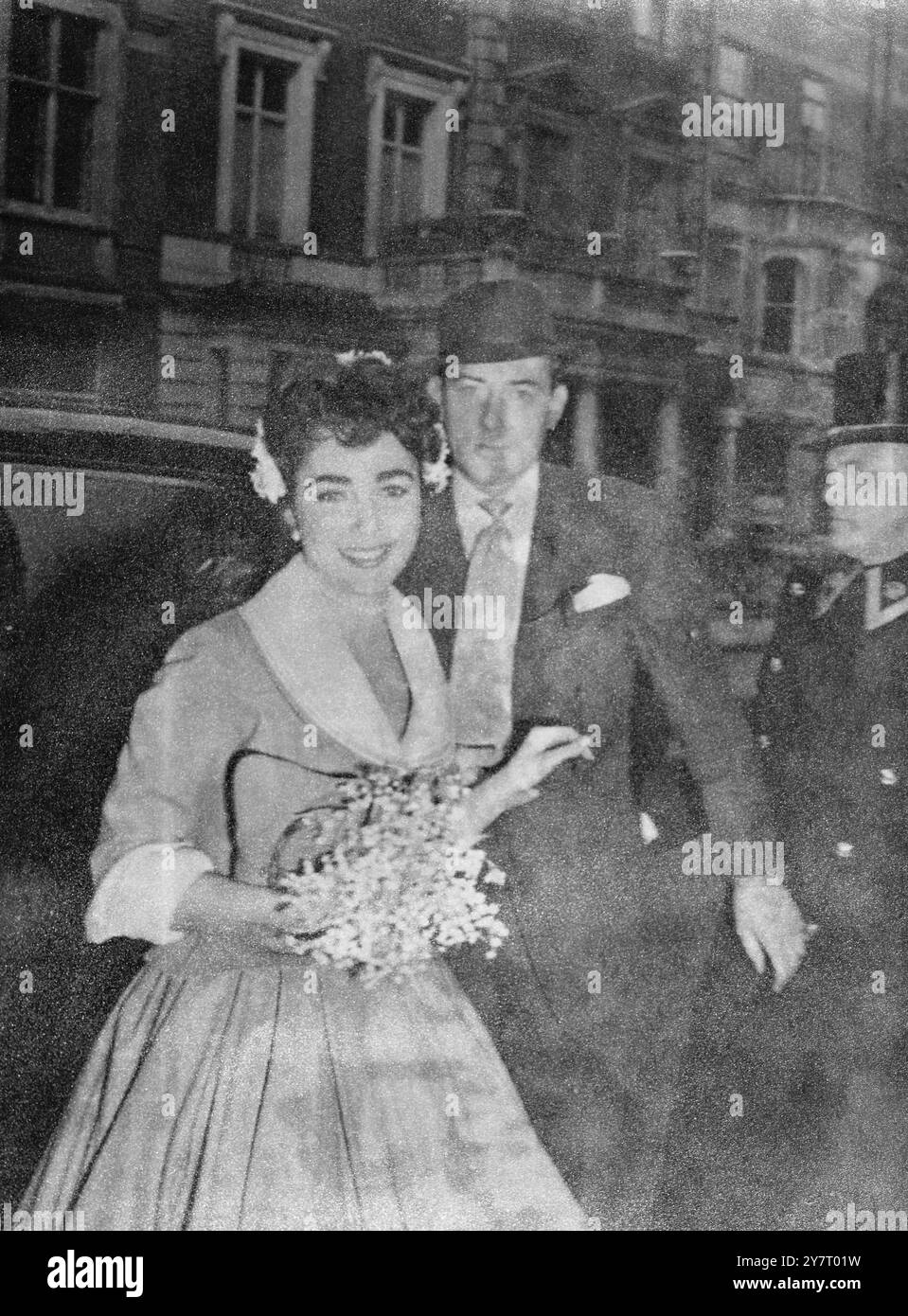 Elizabeth Taylor marries Michael Wilding at Caxton Hall, London ...