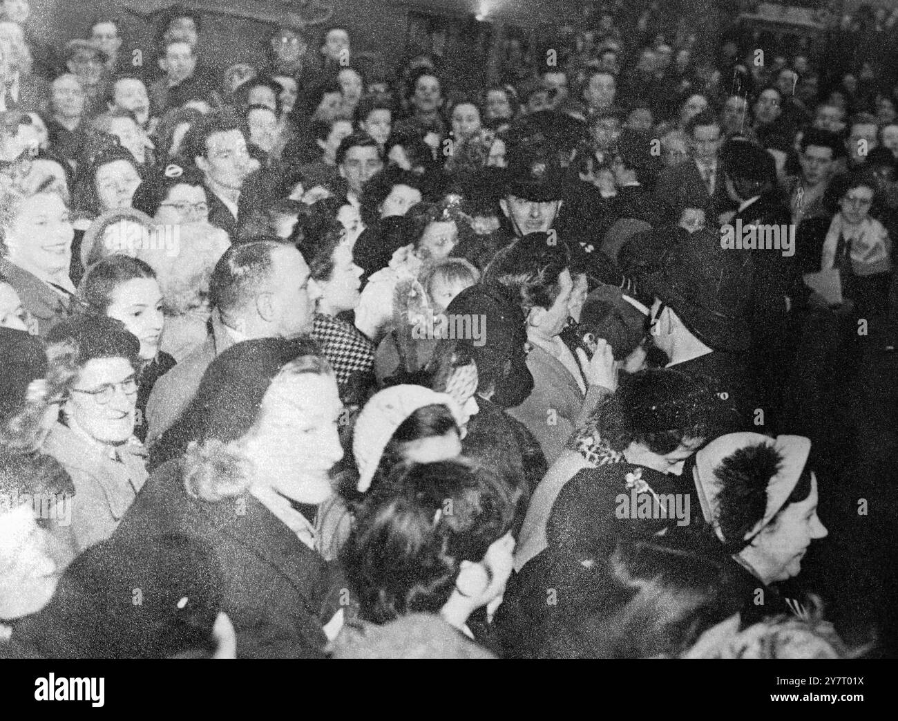 Elizabeth Taylor marries Michael Wilding at Caxton Hall, London ...