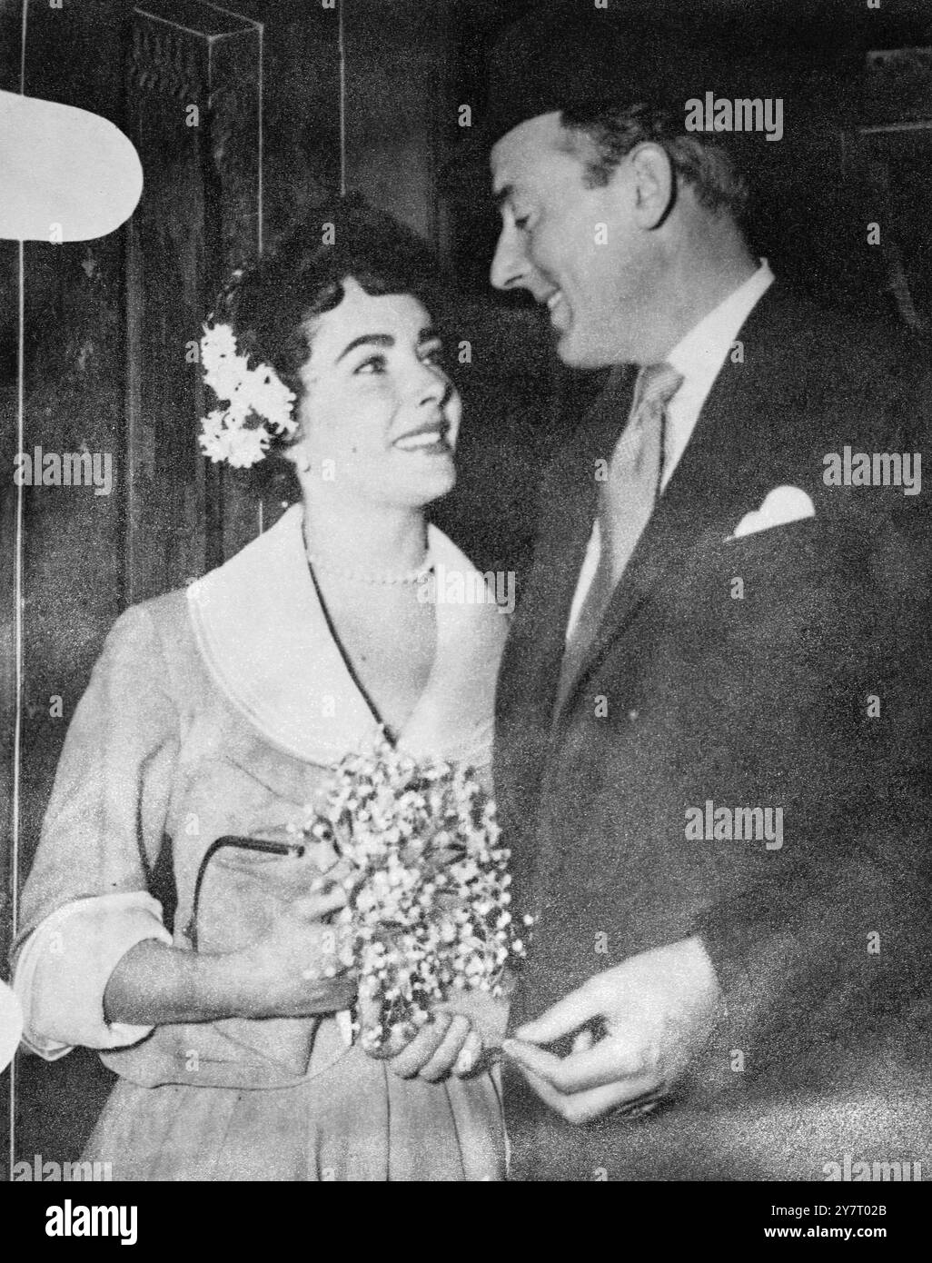 Elizabeth Taylor marries Michael Wilding at Caxton Hall, London ...