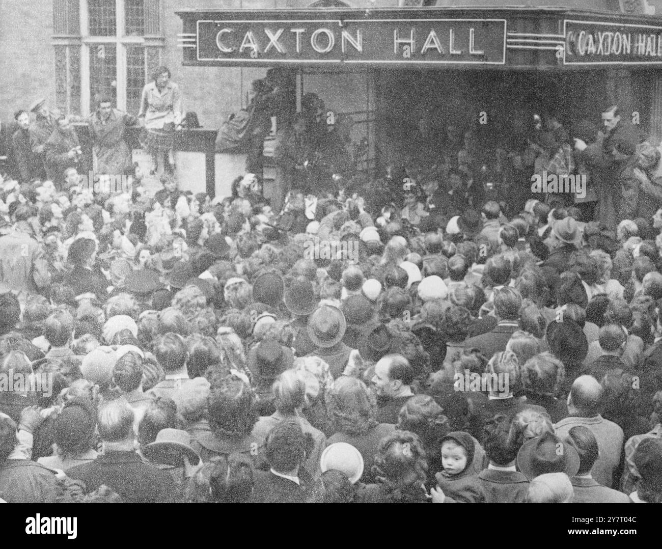 Elizabeth Taylor marries Michael Wilding at Caxton Hall, London ...