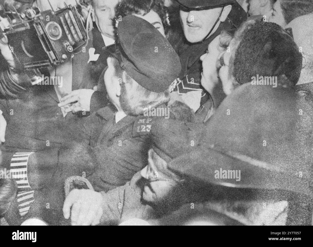 Elizabeth Taylor marries Michael Wilding at Caxton Hall, London ...