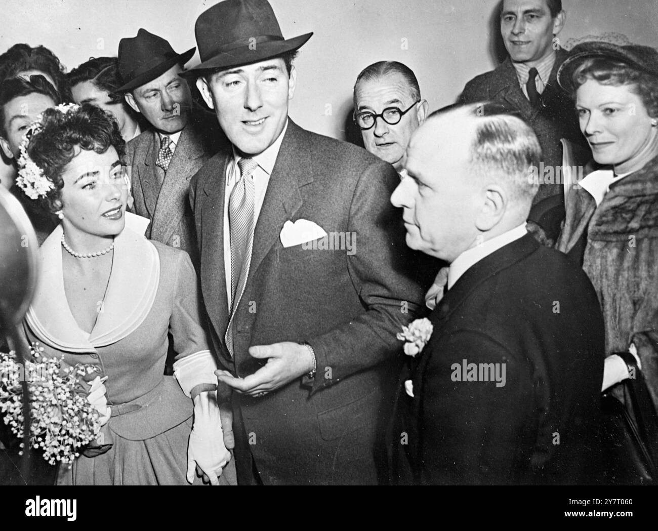Elizabeth Taylor marries Michael Wilding at Caxton Hall, London ...