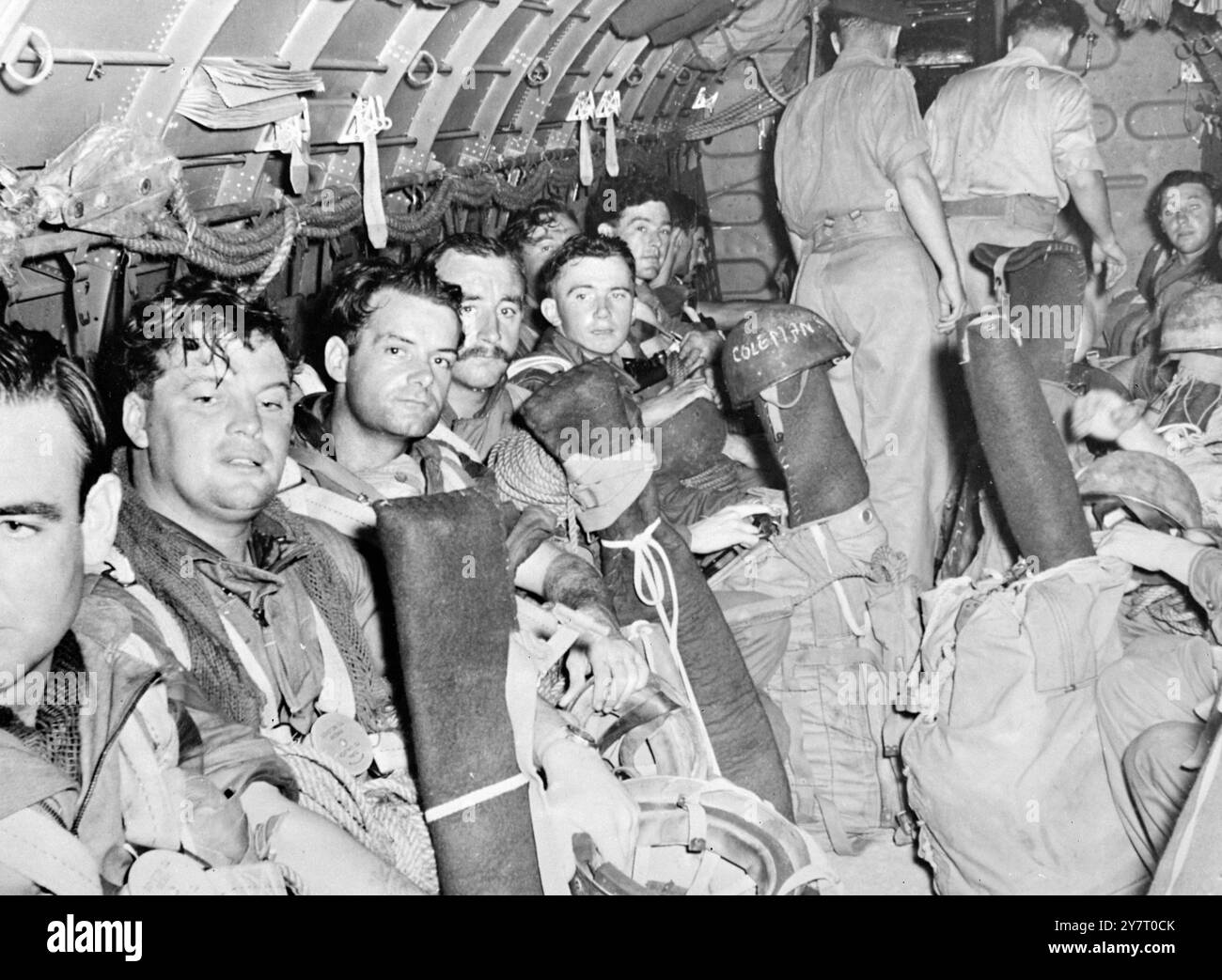 ARMY - PARATROOPS DROP IN MALAYAN JUNGLE - United Kingdom - 1952 Stock ...