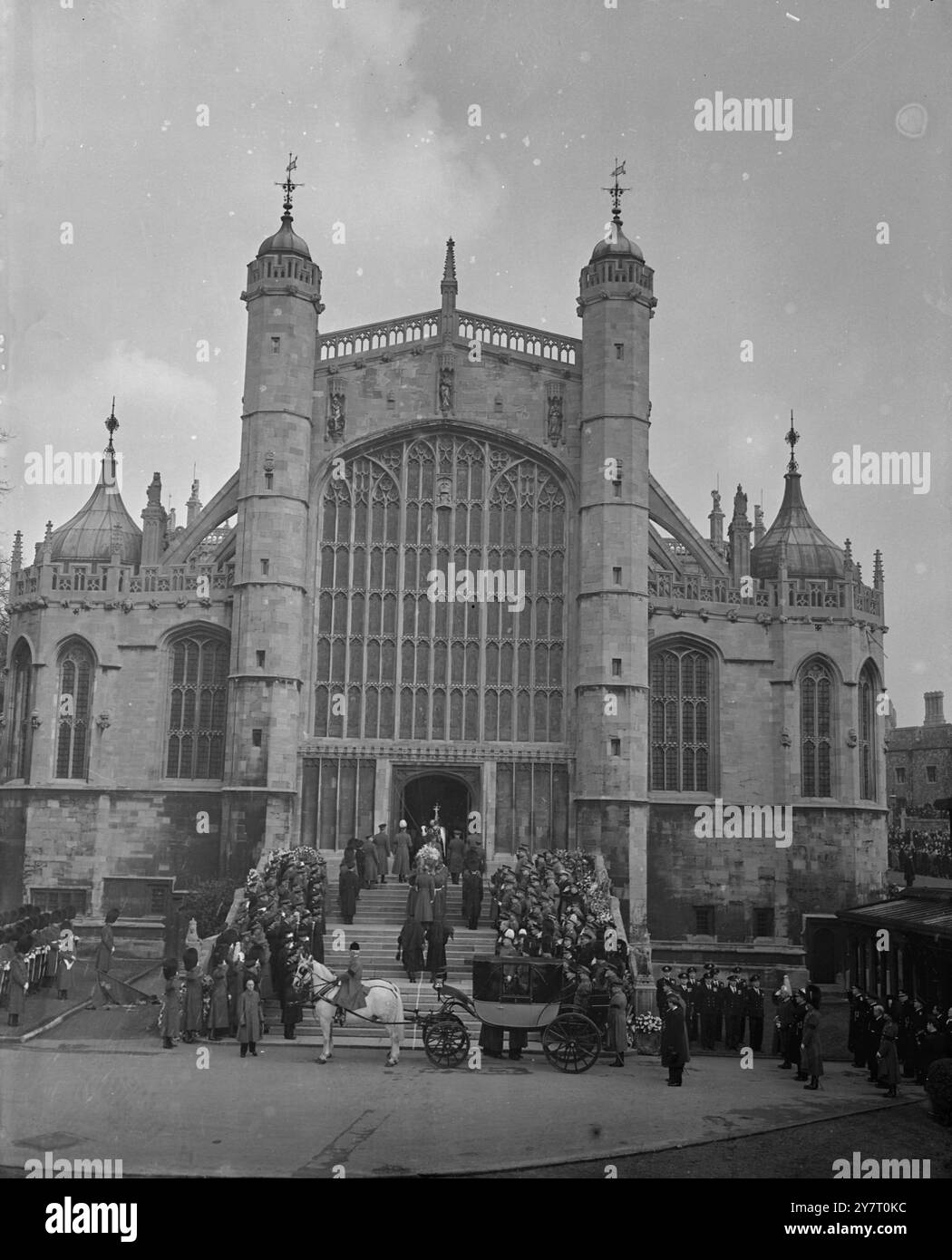 KING GEORGE Vl ENTERS ST GEORGE'S CHAPEL FOR THE LAST TIME 15.2.52 ...