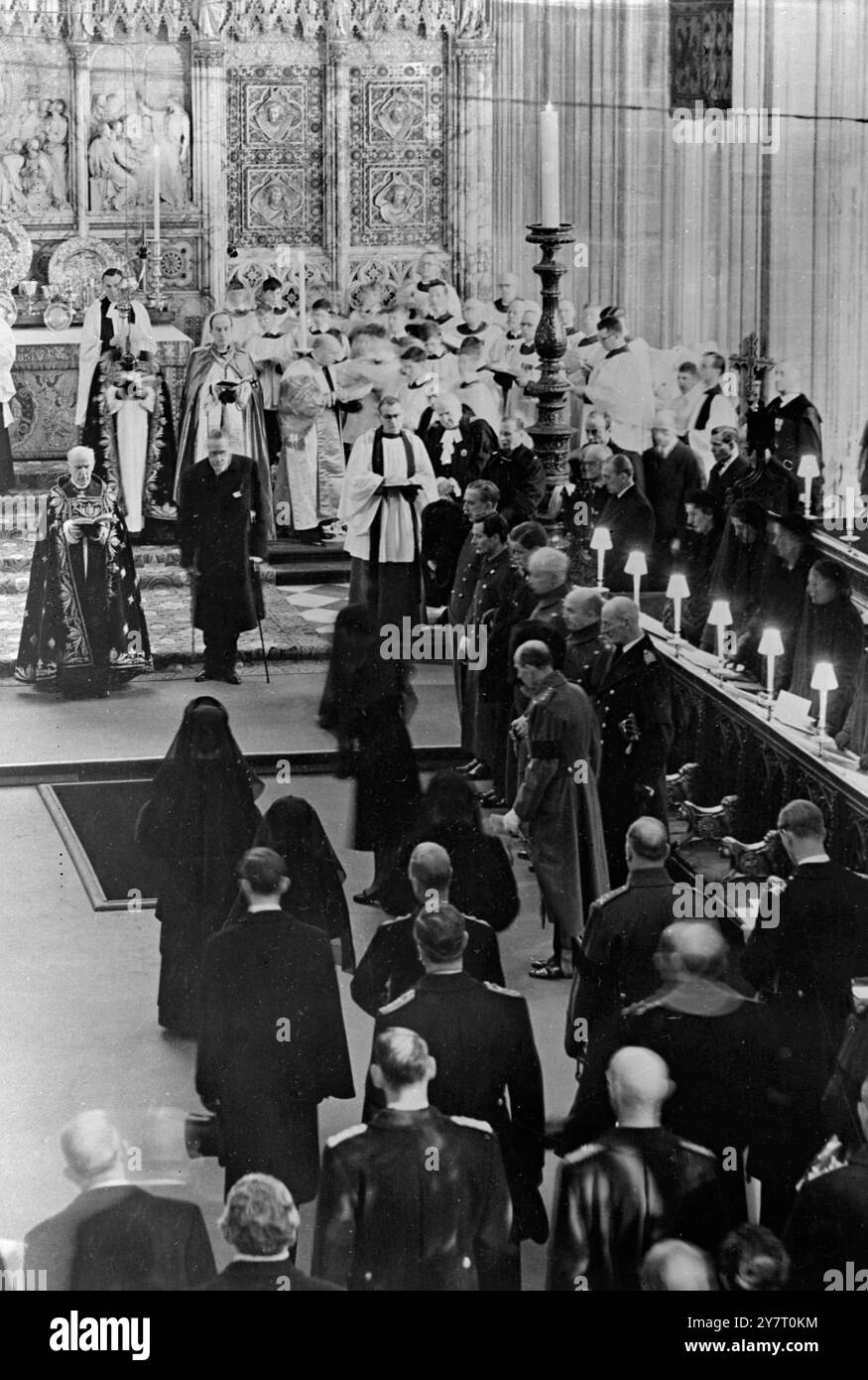 THE KING'S FUNERAL AT ST.GEORGE'S CHAPEL 1WINDSOR CASTLE. I5th Feb 52 ...