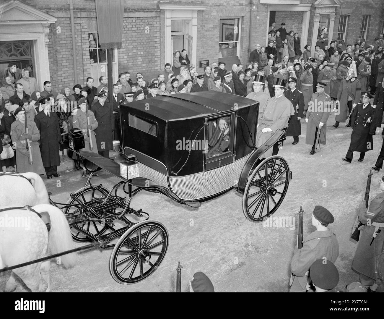 QUEEN MOTHER IN WINDSOR PROCESSION. 15.8.52. PHOTO SHOWS: The Queen ...
