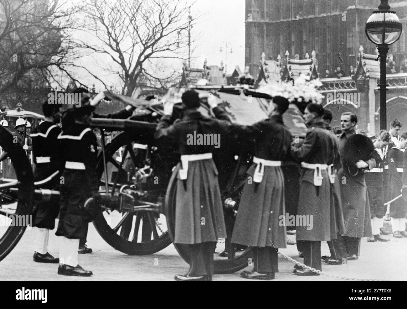 KING'S FUNERAL. 15.2.52. I.N.P. PHO TO SHOWS: Bearer party loading ...