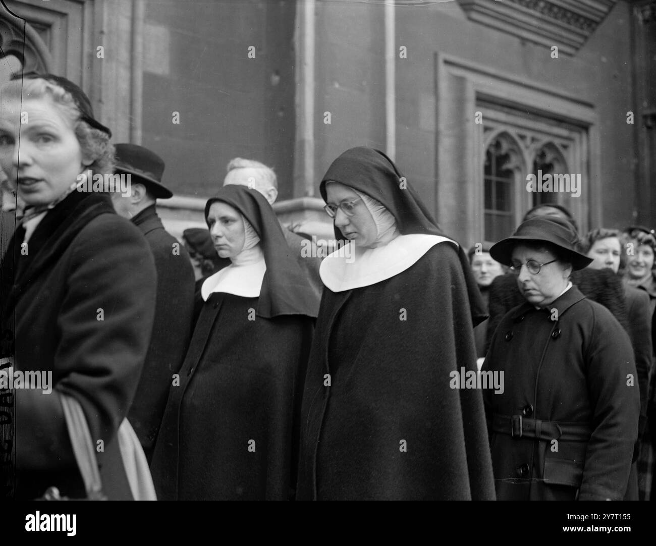 NUNS QUEUE TO PAY HOMAGE TO THEIR KING 13-2-52 PHOTO SHOWS:- Nuns seen ...