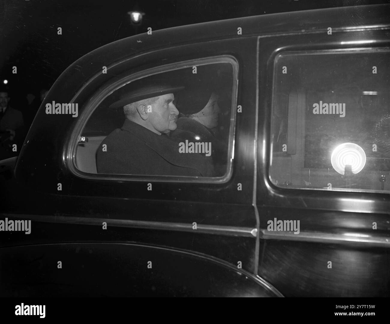 BRITAIN'S No1 SOLDIER PAYS HOMAGE TO HIS KING 13-2-52 I.N.P. PHOTO ...