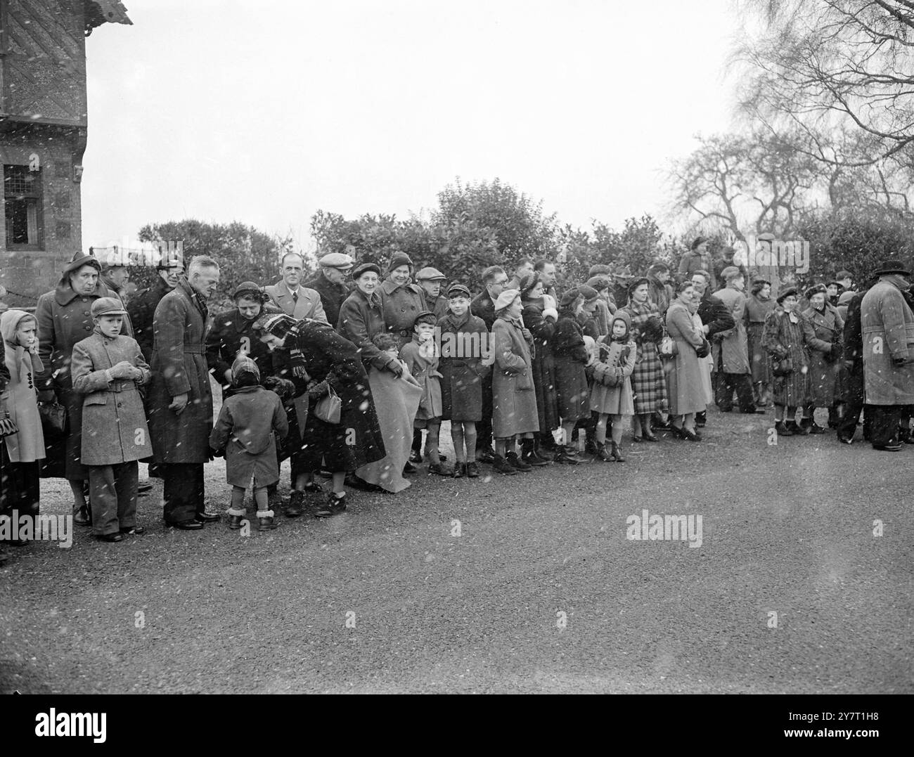 SANDRINGHAM PARISHIONERS WAITING IN THE SNOW HOPING TO SEE THE ROYAL ...