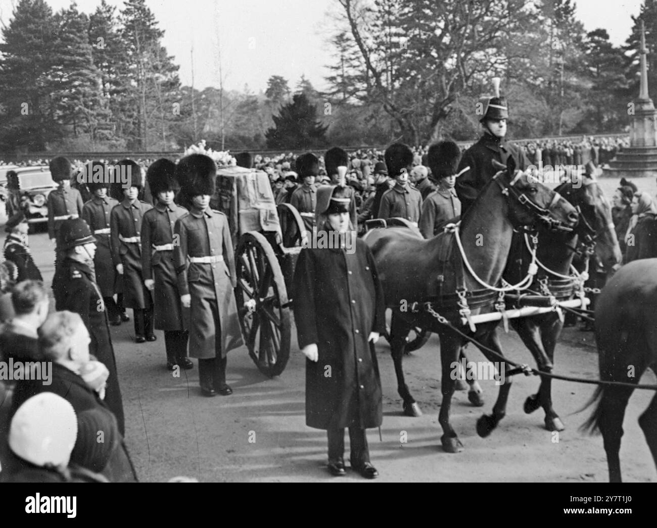 FICTURE BY WIRE ROYAL FUNERAL CORTEGE LEAVES SANDRINGHAM CHURCH 11-2-52 ...