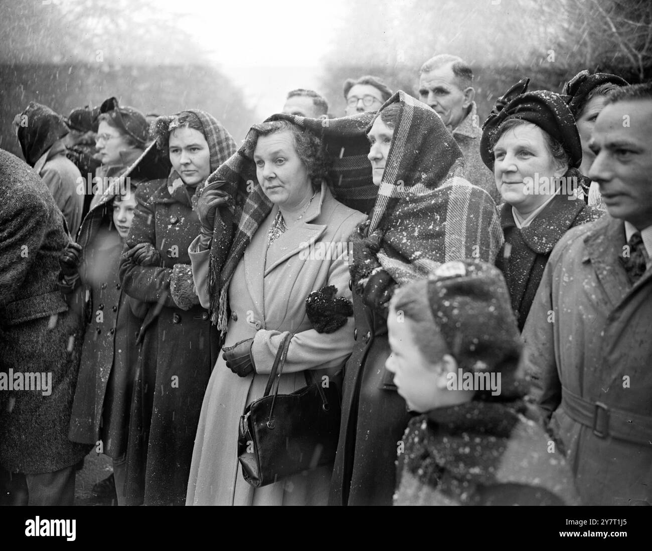 WAITING IN THE SNOW OUTSIDE SANDRINGHAM HOUSE 10-2-52 PHOTO SHOWS ...