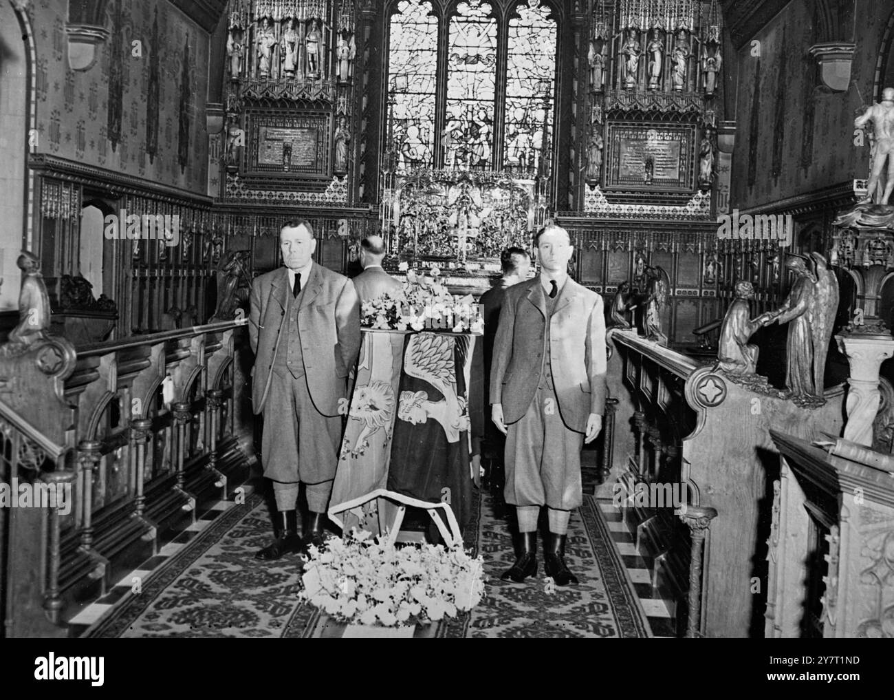 KING'S WORKERS GUARD THEIR SQUIRE AS HE LIES IN STATE IN HIS CHURCH 9-2 ...