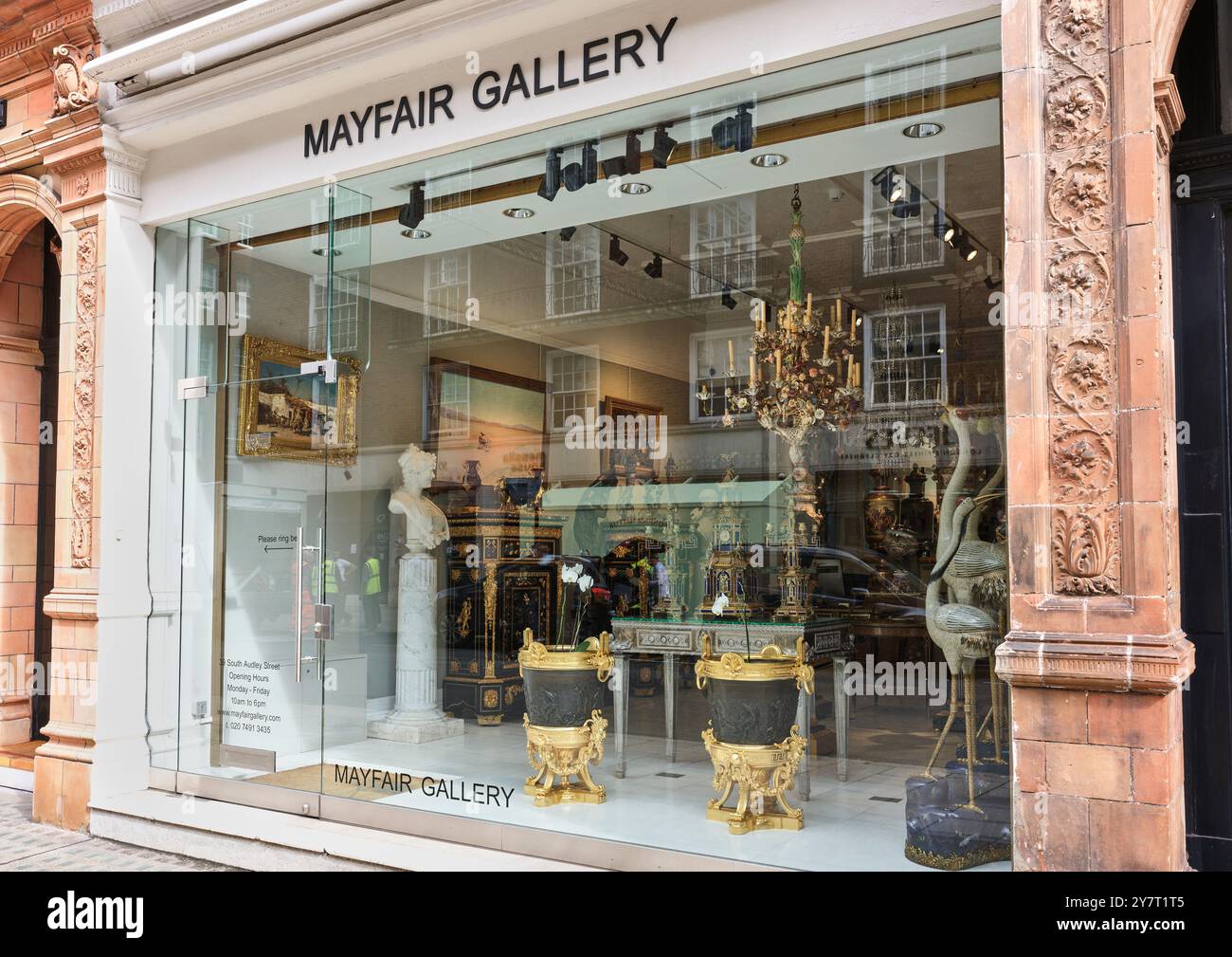 Mayfair antiques hi-res stock photography and images - Alamy