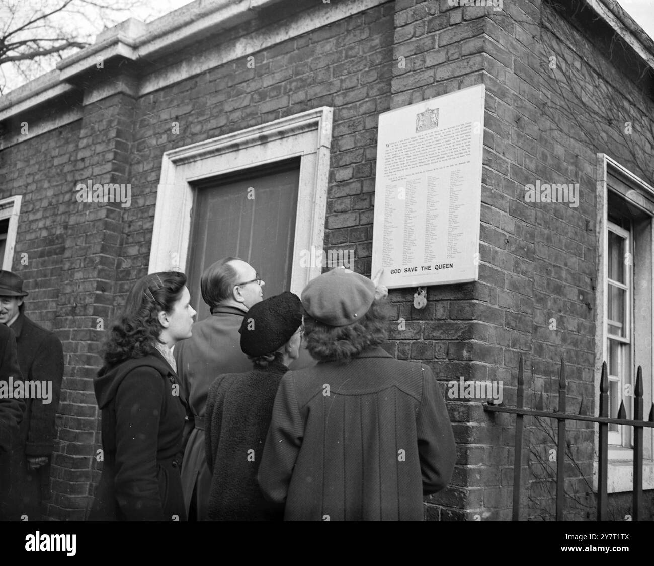 CROWDS READ OF ELIZABETH'S PROCLAMATION. 8.2.52 Today in London, amidst ...