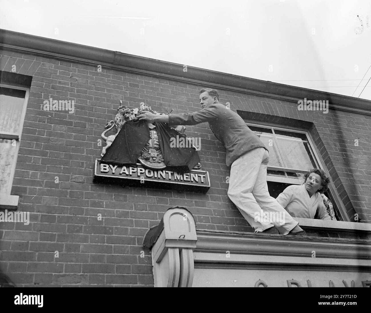 Queen elizabeth ii death royal crest Black and White Stock Photos ...