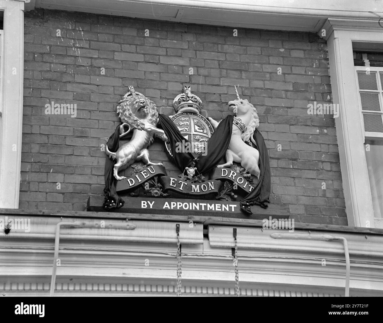 SANDRINGHAM BAKER HANGS CREPE OVER HIS ROYAL CREST IN TOKEN OF RESPECT ...
