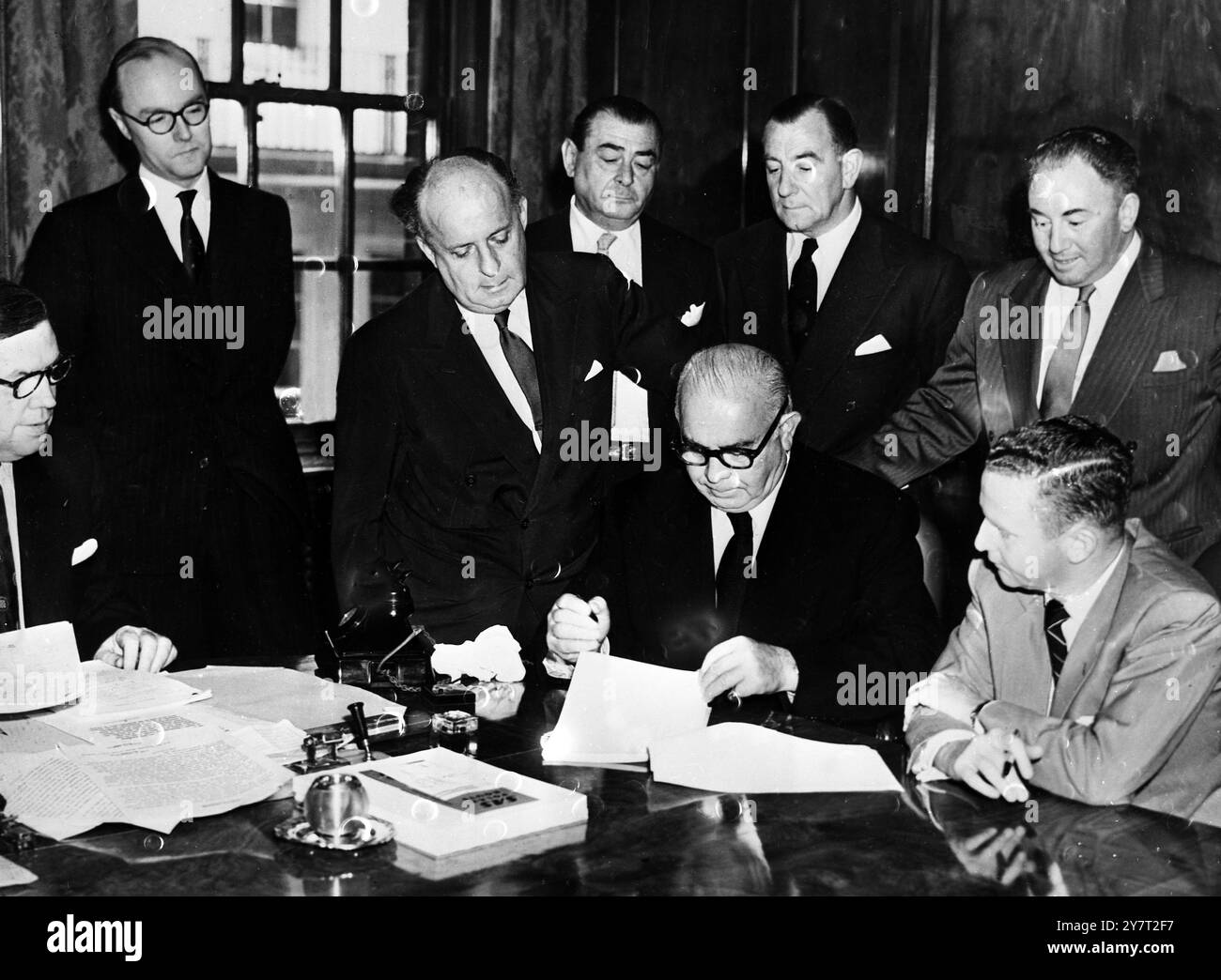 20th century fox office Black and White Stock Photos & Images - Alamy