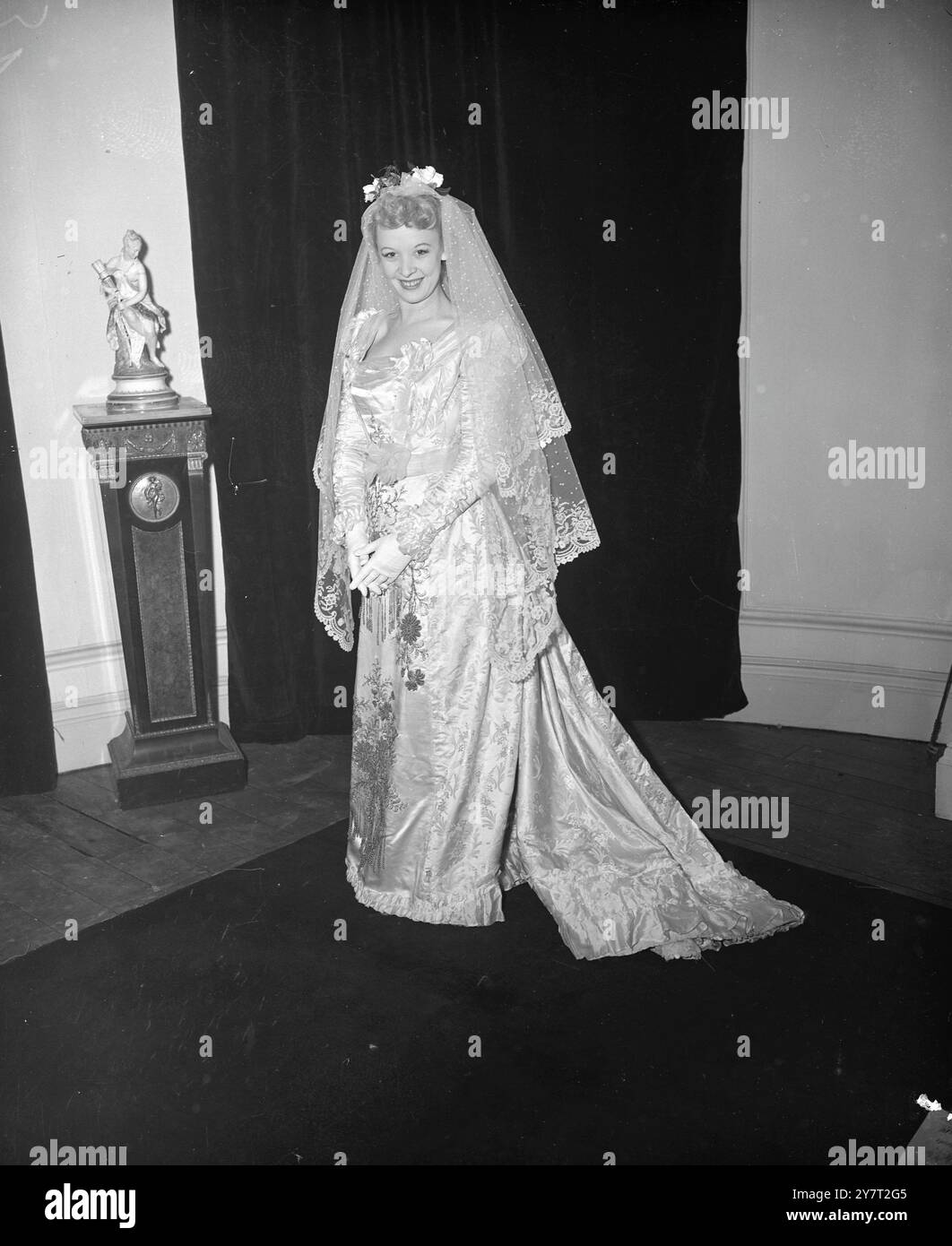 Victorian vista fashion show hi-res stock photography and images - Alamy