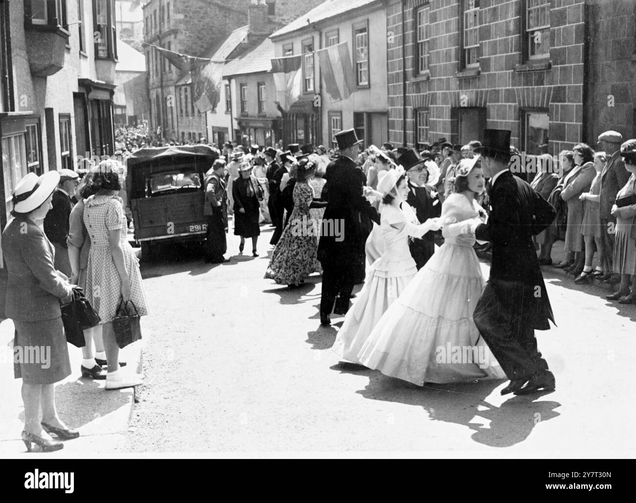 9 ladies dancing hi-res stock photography and images - Alamy