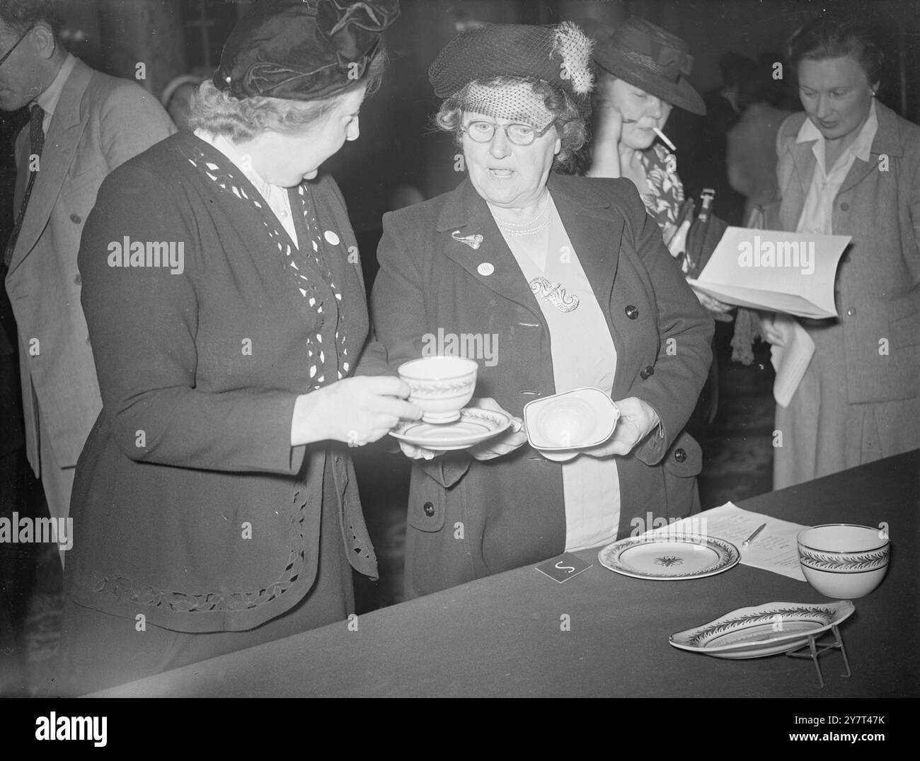 HOUSEWIVES CHOICE Mrs . PHYLLIS DUNKERLEY ( left ) of Oldham ( Lancs ...