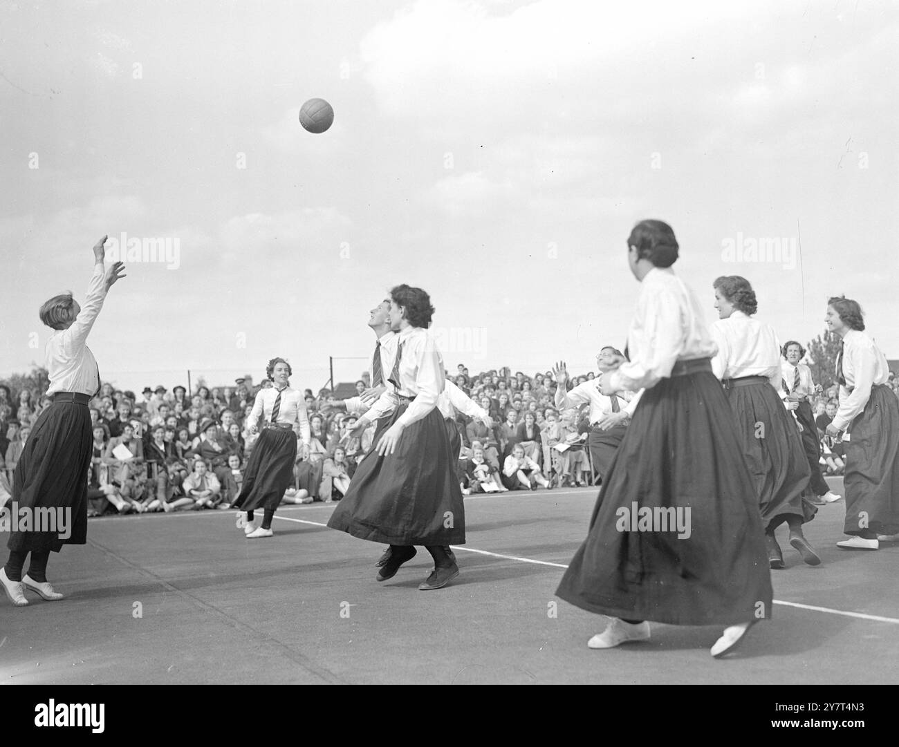 LOOKING BACK IN NETBALL This is how the netball players of 1901 dressed ...