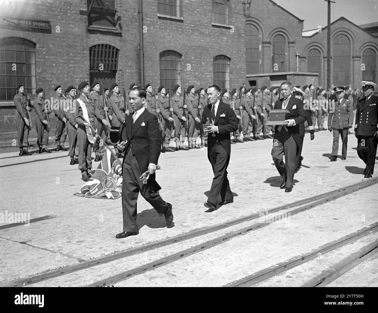 QUEEN OD SIAM LEAVES FOR EAST- HUSBAND'S ASHES GO WITH HER Queen ...