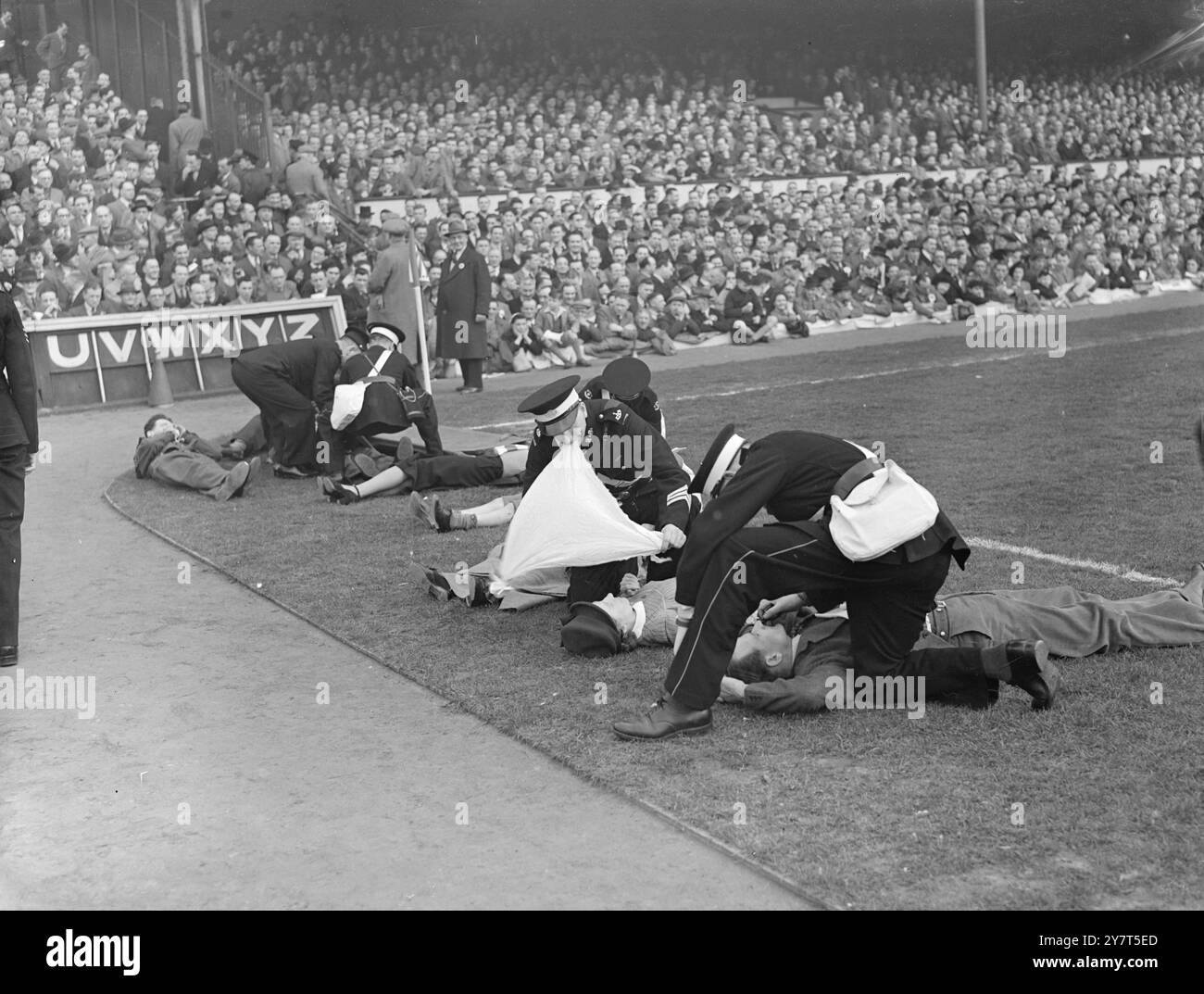 1940 london crowd in uniform hi-res stock photography and images - Alamy
