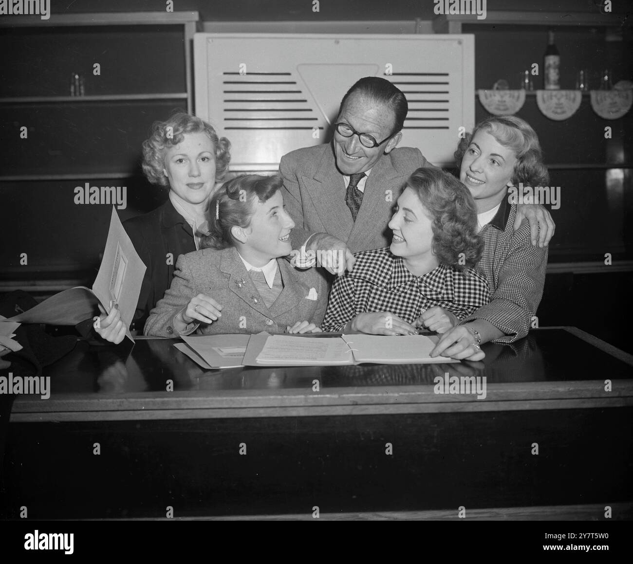DAME ASKEY AND DAUGHTER GET READY FOR PANTOMIME Comedian ARTHUR ASKEY ...