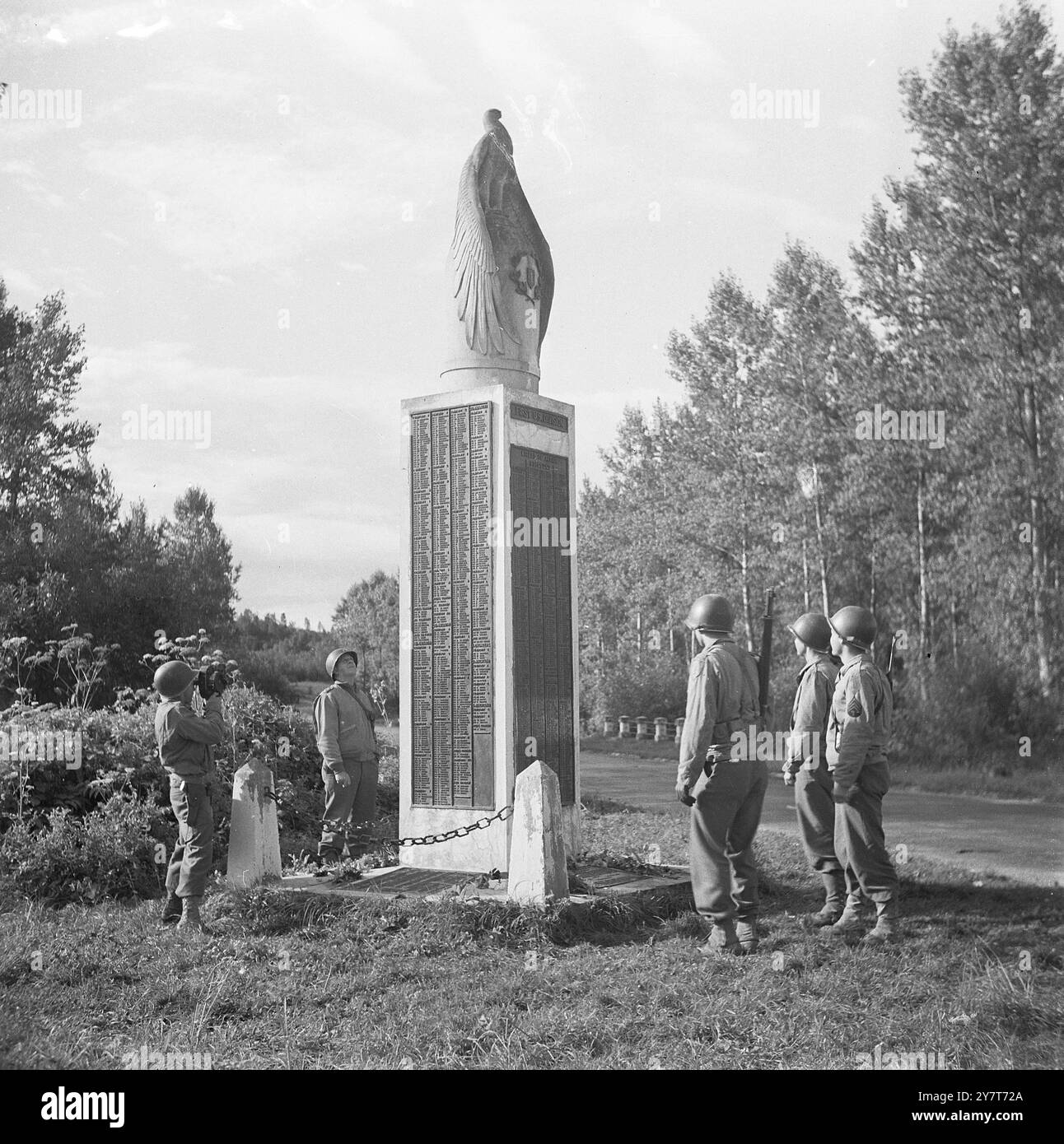 MAJ.-GEN. HEUBNER AND U.S. SOLDIERS AT WWI MEMORIAL IN FRANCE 1944 ...