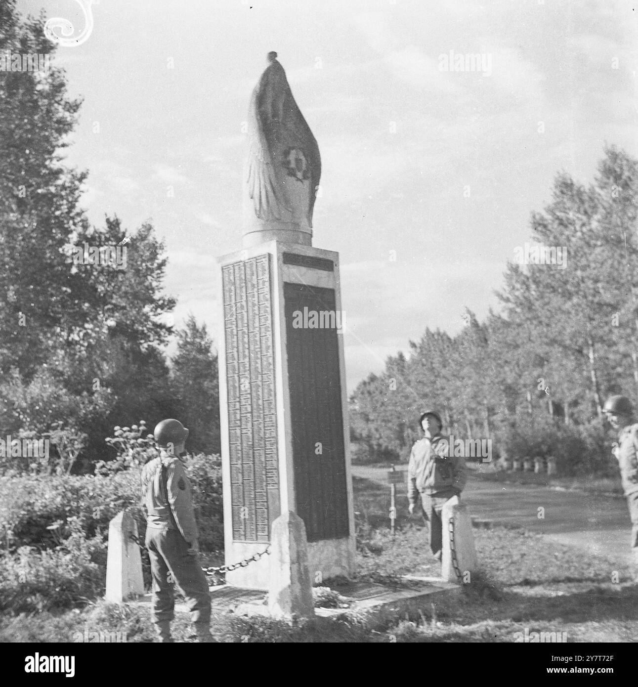 MAJ.-GEN. HEUBNER AND U.S. SOLDIERS AT WWI MEMORIAL IN FRANCE 1944 ...