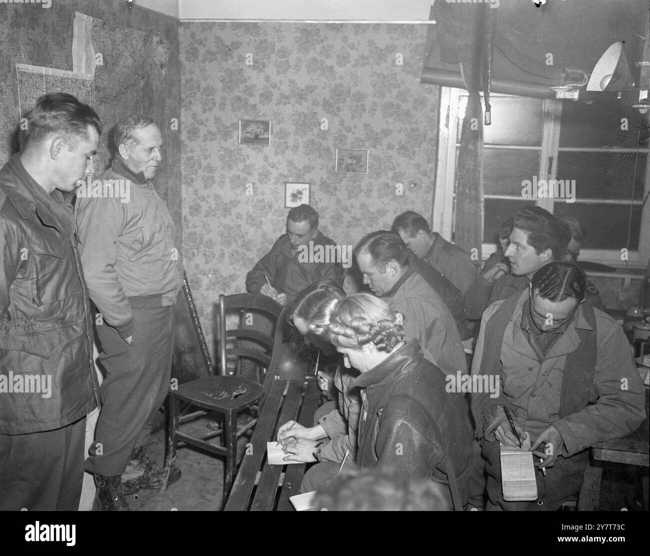 GENERAL INTRODUCES EHLERS WINNER OF CONGRESSIONAL MEDAL OF HONOUR 1944 ...