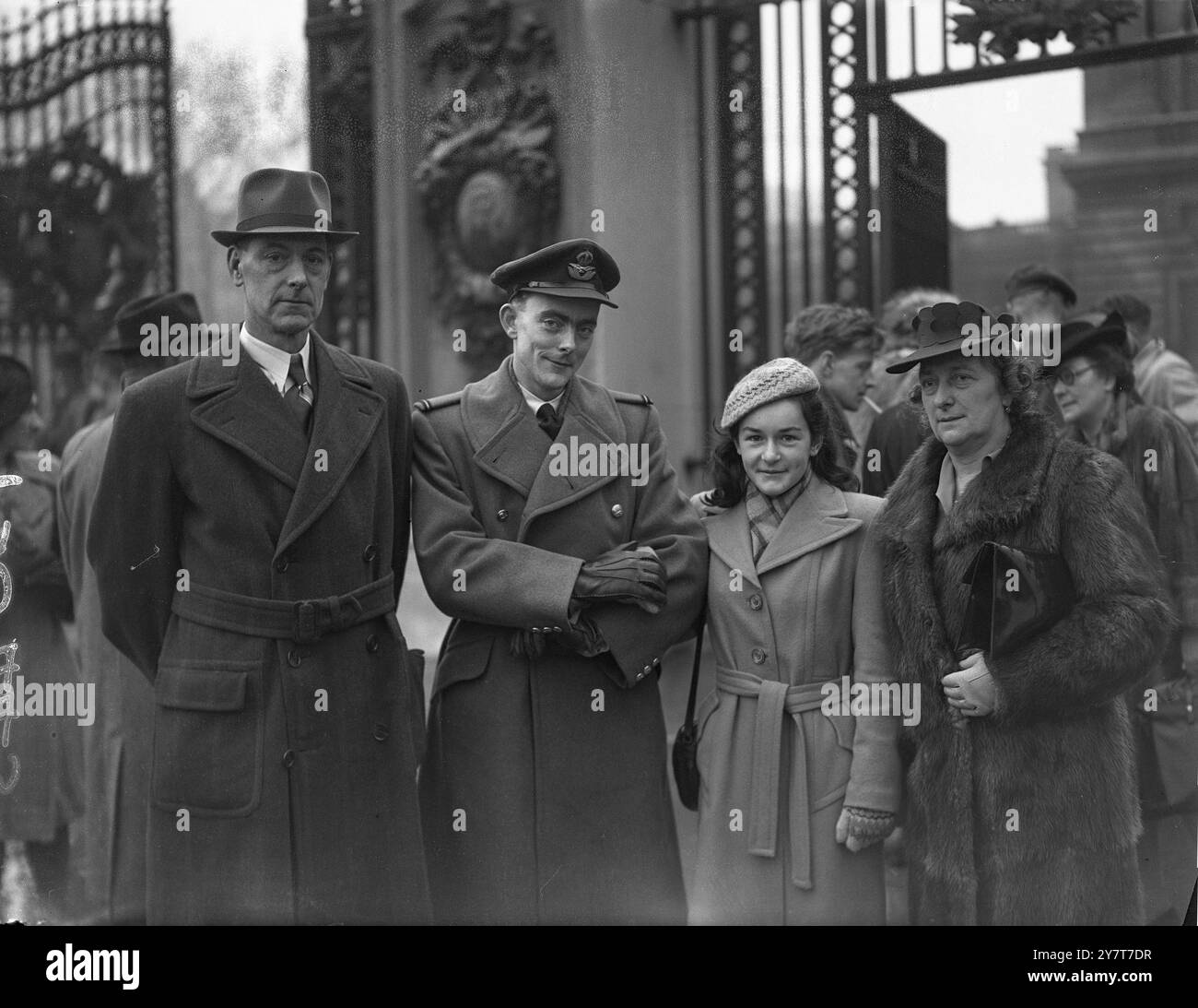 SCOTS AIRMAN GETS D.F.M. BUCKINGHAM 1944 PHOTO SHOWS:- Flying-Officer ...