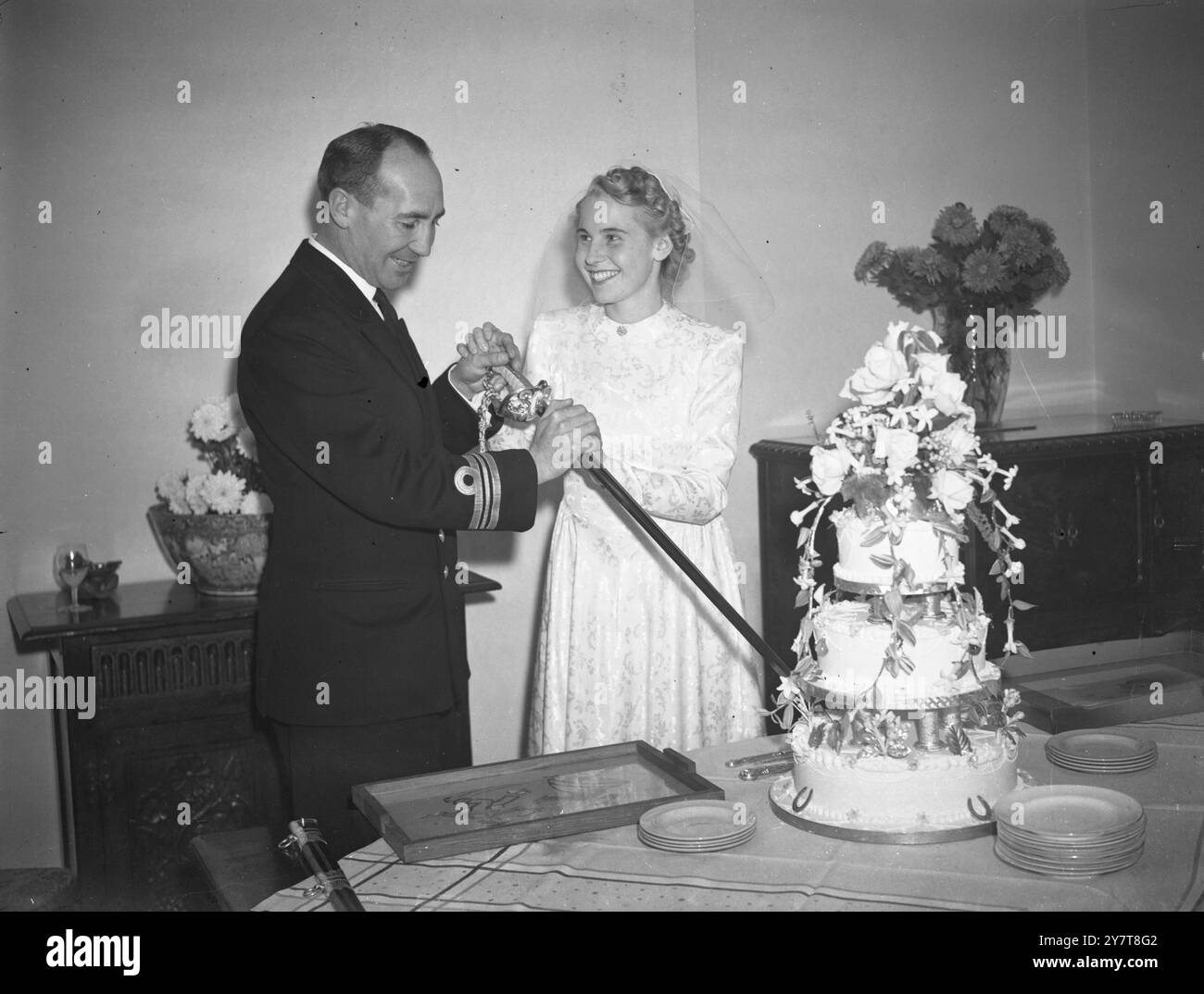 AUSTRALIAN NAVAL OFFICER WEDS IN LONDON LIEUTENANT COMMANDER V.A.T ...