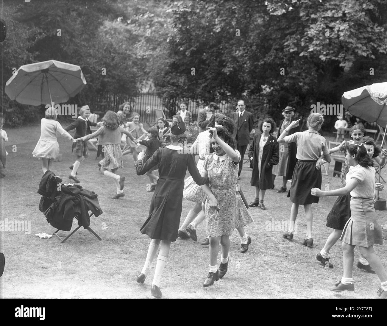 FRENCH CHILDREN COME TO ENGLAND FOR RECUPERATION 29 JULY 1945 LONDON ...