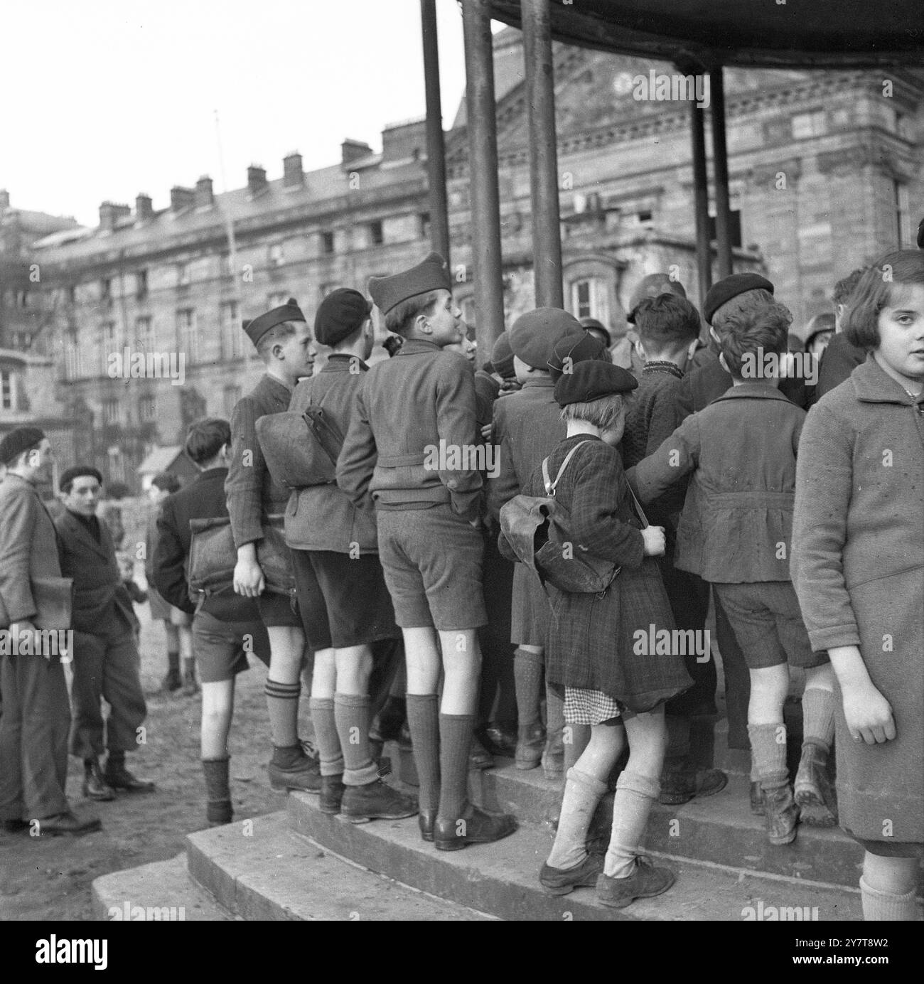 SOLDIER-MUSICIANS ENTERTAIN FREE FRENCHPHOTO SHOWS:- Children of ...