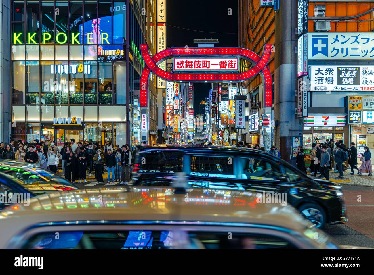 Kabukicho famous portal and crowded street neon lights tokyo Stock ...