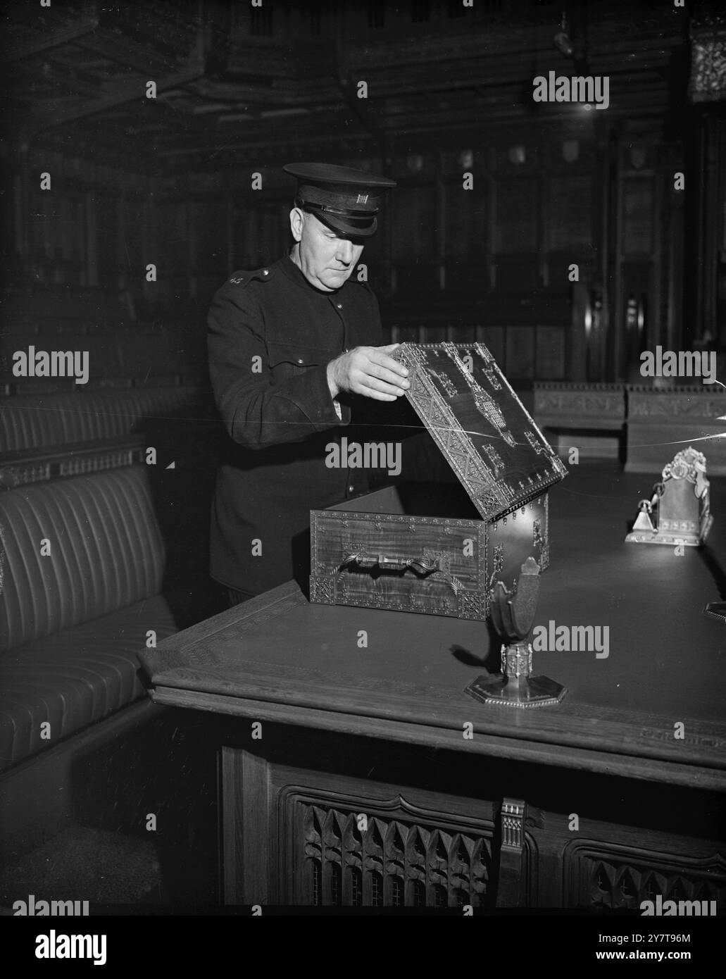 DISPATCH BOX IN NEW COMMONS CHAMBER IS A GIFT OF NEW ZEALAND The £ ...