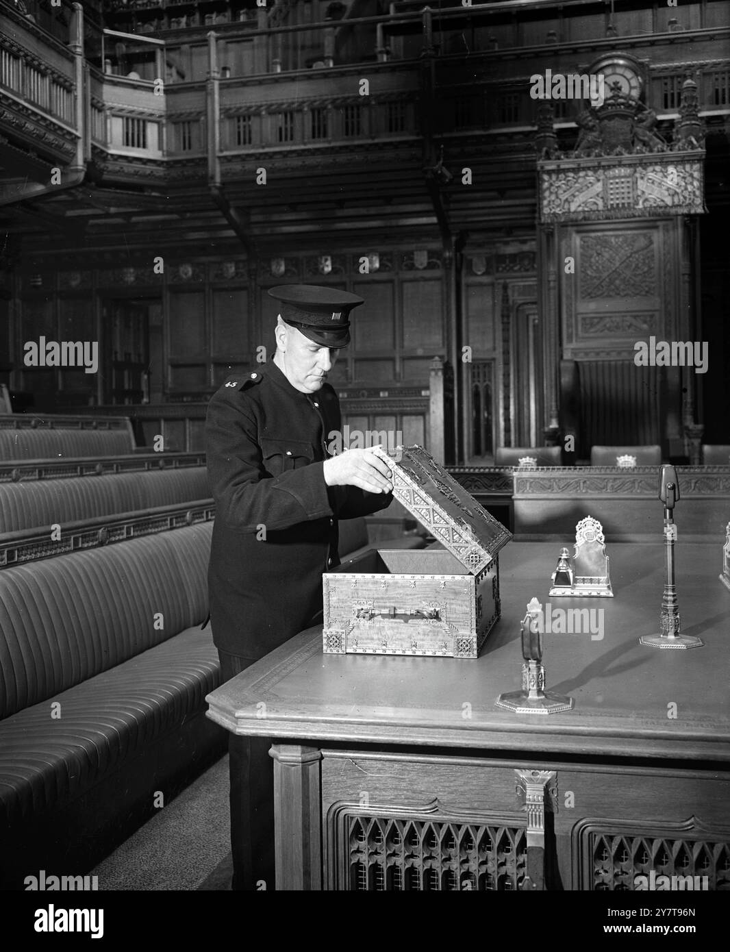 DISPATCH BOX IN NEW COMMONS CHAMBER IS A GIFT OF NEW ZEALAND The £ ...