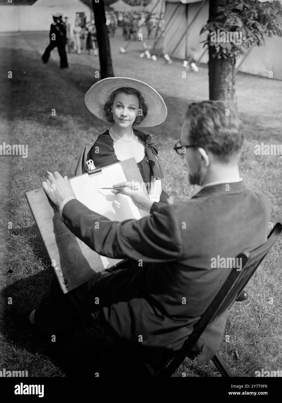 CARNIVAL POSE Actress Vivien Leigh , wearing broad-brim Fashion, poses ...