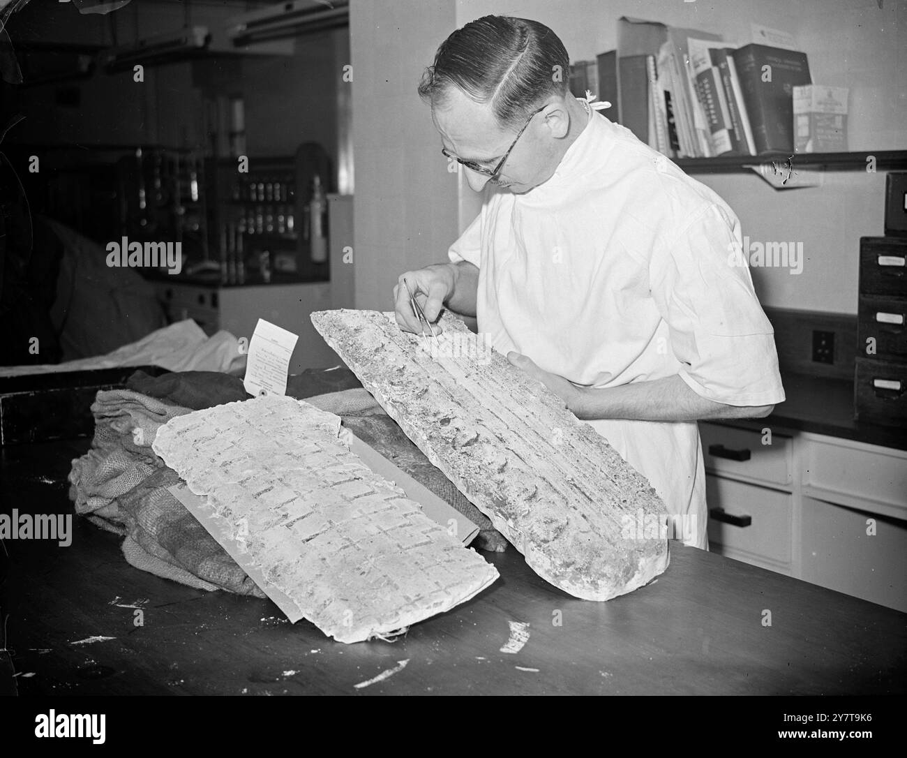 INSIDE SCOTLAND YARD' S LABORATORY 26 May 1950 Secrets of the ...