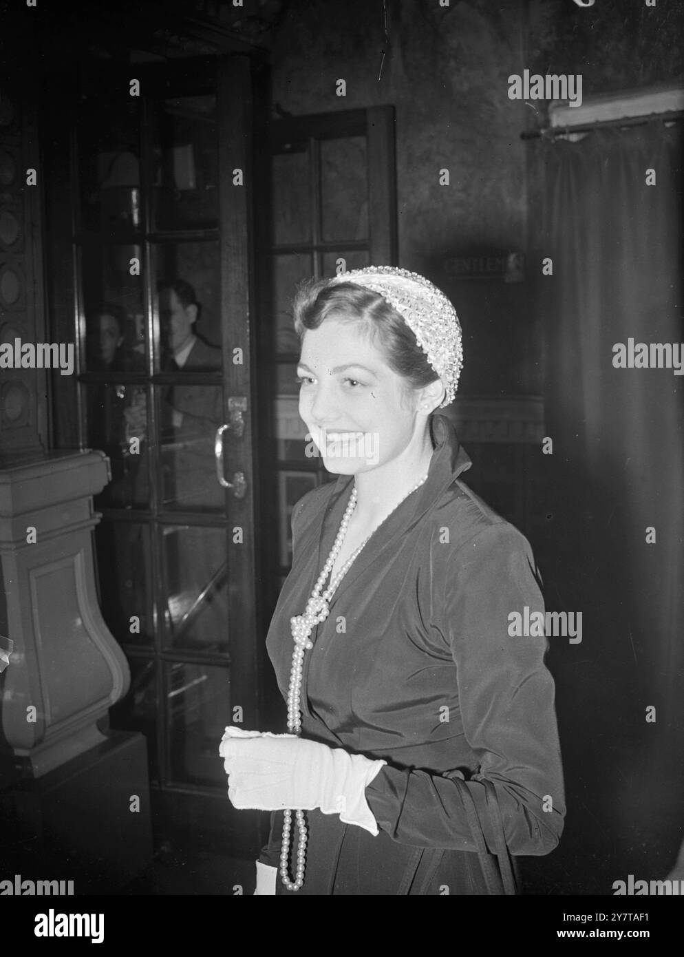 PEARLS AT THE PLAY 11 May 1950 Film actress Diane Hart wearing a skull ...