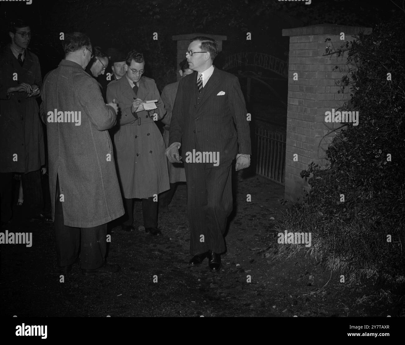 Man visiting the doctor 1950's hi-res stock photography and images - Alamy