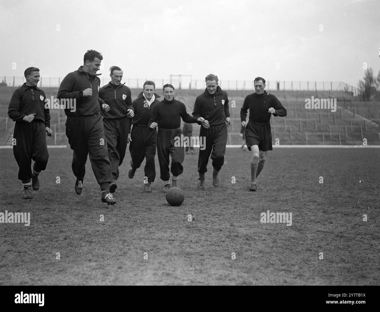 Fotball players on pitch hi-res stock photography and images - Alamy