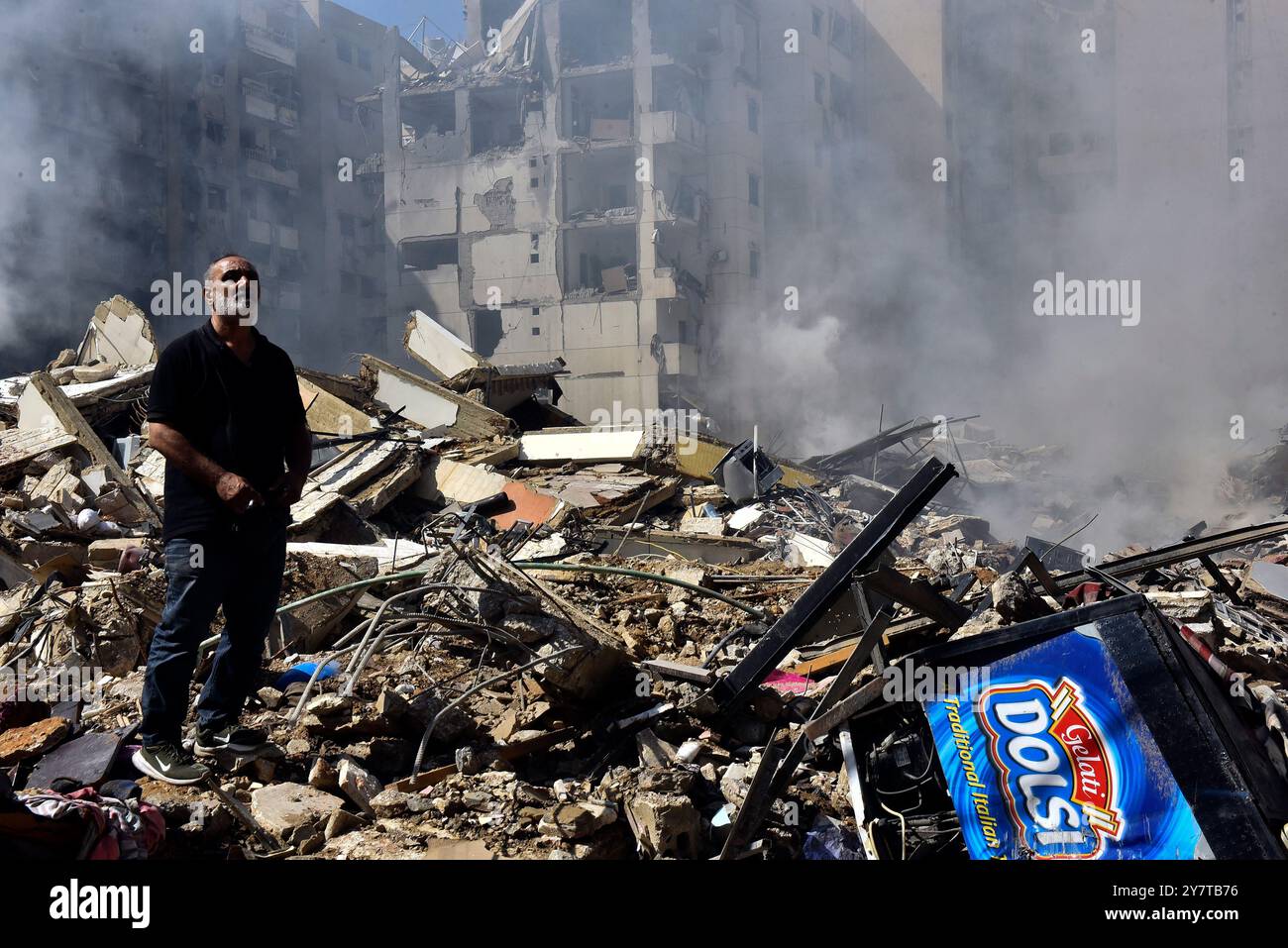 Beirut, Lebanon. 01st Oct, 2024. A Lebanon man stand amid damaged of ...